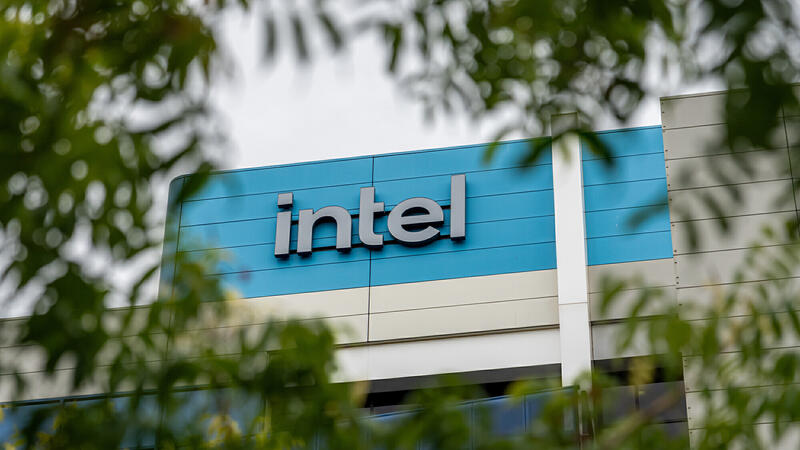 Apple อาจหวนจับมือ Intel ผลิตชิป iPhone - ZestBuy